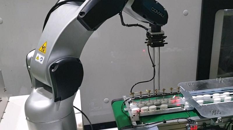 COMAU Racer-5를 활용한 화장품 용기 패키징